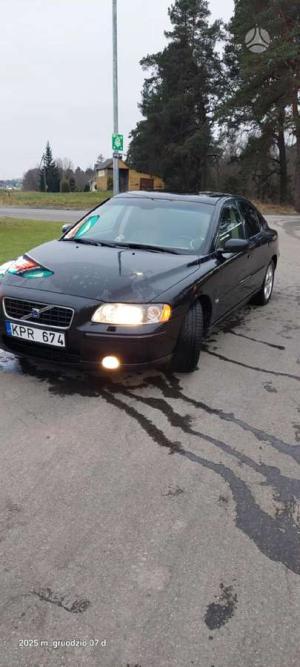 Melns Volvo S60 2005 Utena, ar dzinēja tilpumu 2.40 L un nobraukumu 307 tūkst. km par 1600 €, foto  vietnē AUTOMOTO.COM.LV