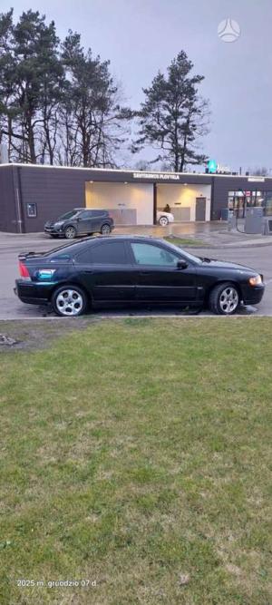 Melns Volvo S60 2005 Utena, ar dzinēja tilpumu 2.40 L un nobraukumu 307 tūkst. km par 1600 €, foto 5 vietnē AUTOMOTO.COM.LV