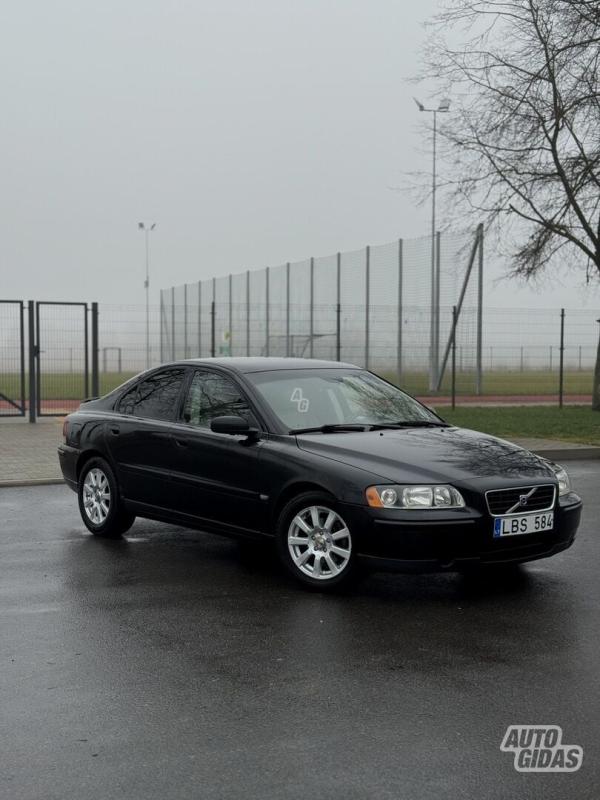 Melns Volvo S60 2005 Šalčininkai, ar dzinēja tilpumu 2.40 L un nobraukumu 370 tūkst. km par 1750 €, foto 1 vietnē AUTOMOTO.COM.LV