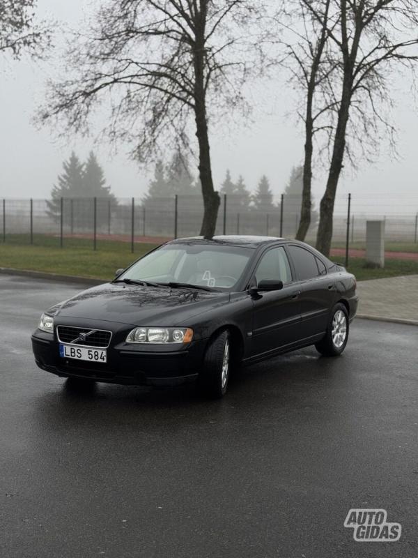 Melns Volvo S60 2005 Šalčininkai, ar dzinēja tilpumu 2.40 L un nobraukumu 370 tūkst. km par 1750 €, foto 2 vietnē AUTOMOTO.COM.LV
