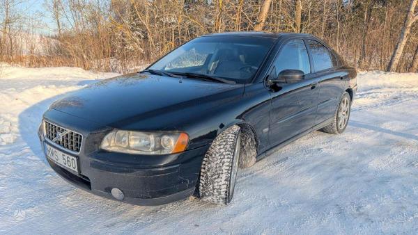 Black Volvo S60 2005 in Vilnius, with an engine capacity of 2.40 L and mileage of 399 thousand km for 1950 €, photo 2 on AUTOMOTO.COM.LV