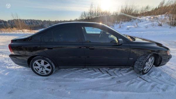 Black Volvo S60 2005 in Vilnius, with an engine capacity of 2.40 L and mileage of 399 thousand km for 1950 €, photo 4 on AUTOMOTO.COM.LV