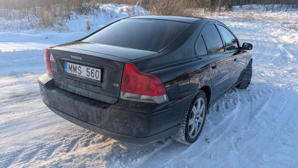 Black Volvo S60 2005 in Vilnius, with an engine capacity of 2.40 L and mileage of 399 thousand km for 1950 €, photo 5 on AUTOMOTO.COM.LV