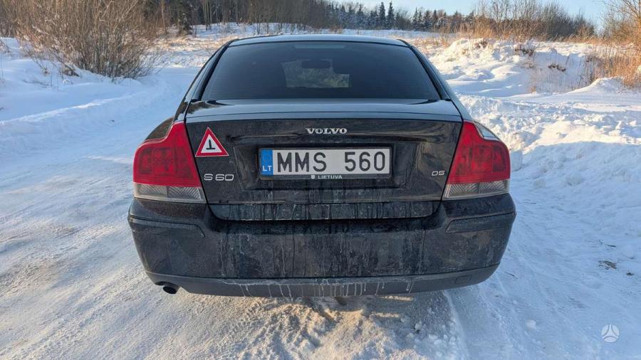 Melns Volvo S60 2005 Viļņa, ar dzinēja tilpumu 2.40 L un nobraukumu 399 tūkst. km par 1950 €, foto 6 vietnē AUTOMOTO.COM.LV