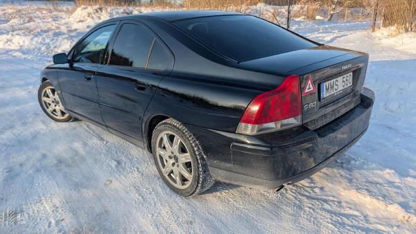 Black Volvo S60 2005 in Vilnius, with an engine capacity of 2.40 L and mileage of 399 thousand km for 1950 €, photo 7 on AUTOMOTO.COM.LV