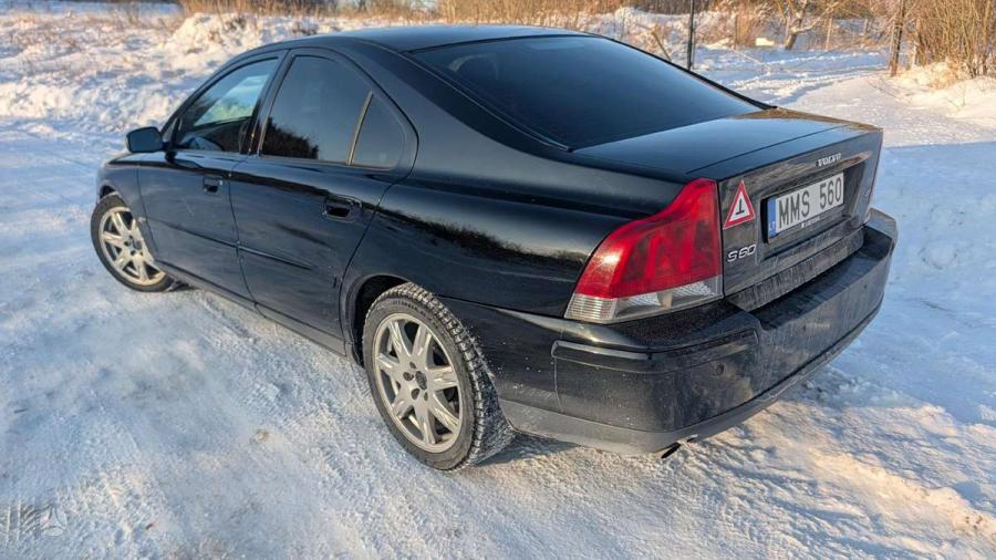 Melns Volvo S60 2005 Viļņa, ar dzinēja tilpumu 2.40 L un nobraukumu 399 tūkst. km par 1950 €, foto 7 vietnē AUTOMOTO.COM.LV