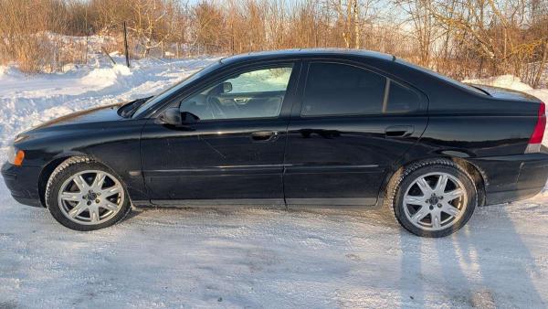 Black Volvo S60 2005 in Vilnius, with an engine capacity of 2.40 L and mileage of 399 thousand km for 1950 €, photo 8 on AUTOMOTO.COM.LV