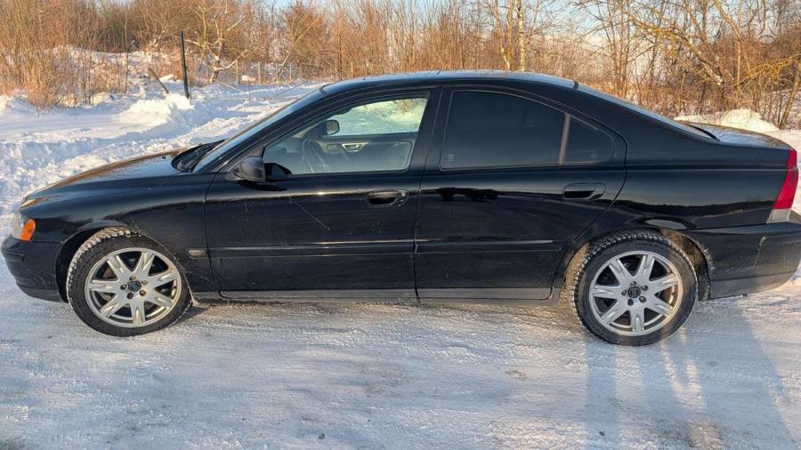 Melns Volvo S60 2005 Viļņa, ar dzinēja tilpumu 2.40 L un nobraukumu 399 tūkst. km par 1950 €, foto 8 vietnē AUTOMOTO.COM.LV