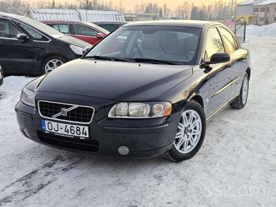 Black Volvo S60 2005 in Talsi, with an engine capacity of 2.40 L and mileage of 325 thousand km for 3950 €, photo 2 on AUTOMOTO.COM.LV