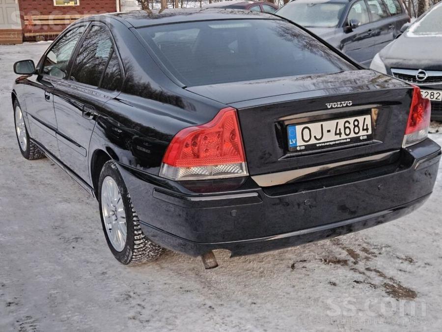 Black Volvo S60 2005 in Talsi, with an engine capacity of 2.40 L and mileage of 325 thousand km for 3950 €, photo 3 on AUTOMOTO.COM.LV