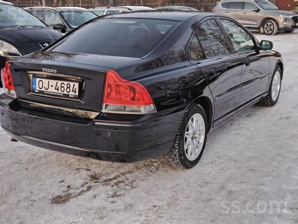 Melns Volvo S60 2005 Talsi, ar dzinēja tilpumu 2.40 L un nobraukumu 325 tūkst. km par 3950 €, foto 4 vietnē AUTOMOTO.COM.LV