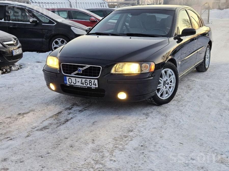 Black Volvo S60 2005 in Talsi, with an engine capacity of 2.40 L and mileage of 325 thousand km for 3950 €, photo 5 on AUTOMOTO.COM.LV