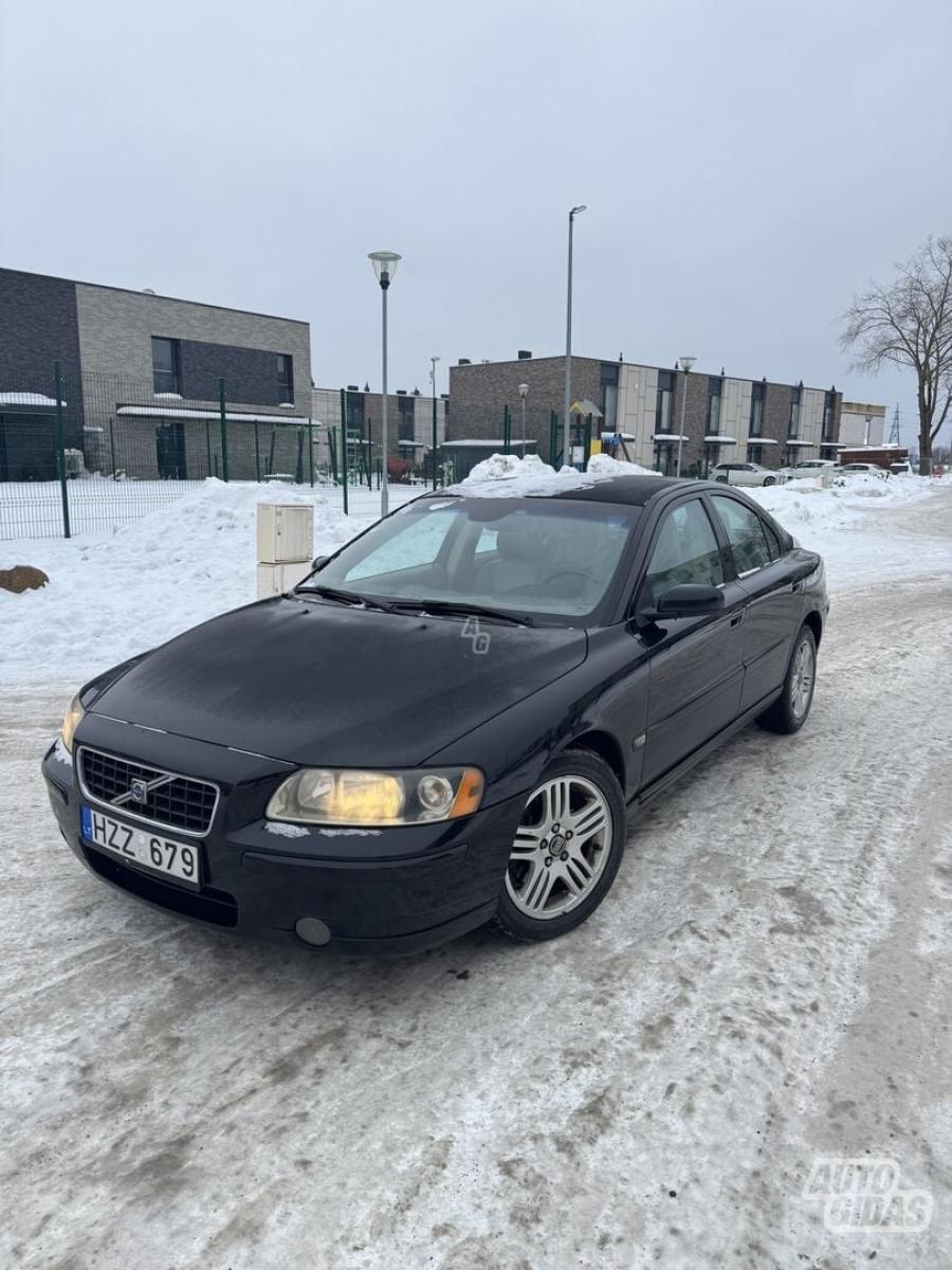 Black Volvo S60 2005 in Klaipeda, with an engine capacity of 2.40 L and mileage of 321 thousand km for 1200 €, photo 1 on AUTOMOTO.COM.LV