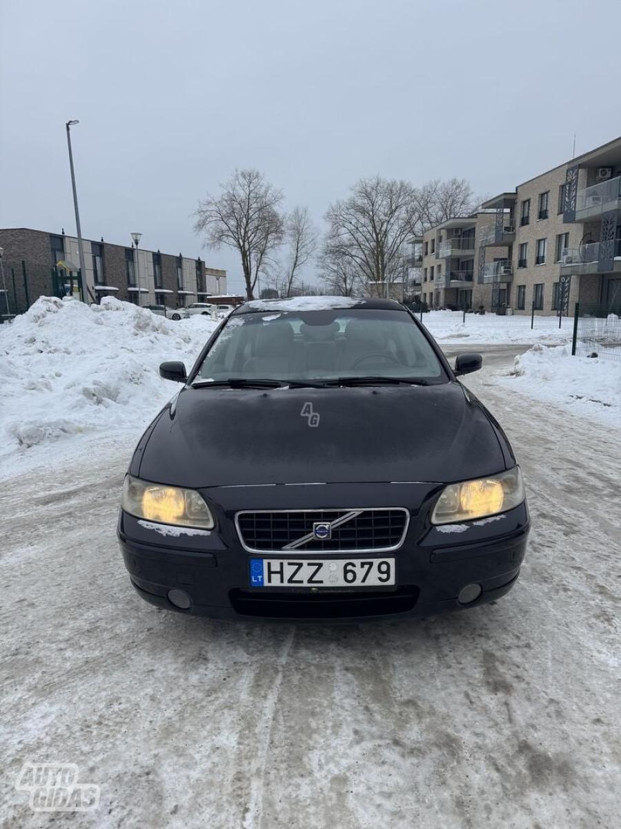 Black Volvo S60 2005 in Klaipeda, with an engine capacity of 2.40 L and mileage of 321 thousand km for 1200 €, photo 2 on AUTOMOTO.COM.LV