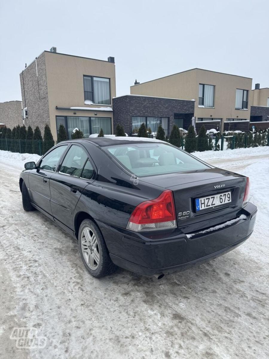 Black Volvo S60 2005 in Klaipeda, with an engine capacity of 2.40 L and mileage of 321 thousand km for 1200 €, photo 4 on AUTOMOTO.COM.LV
