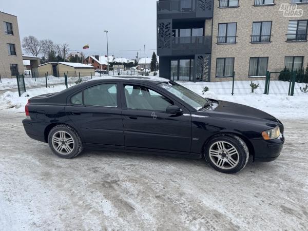 Melns Volvo S60 2005 Klaipėda, ar dzinēja tilpumu 2.40 L un nobraukumu 321 tūkst. km par 1200 €, foto 5 vietnē AUTOMOTO.COM.LV