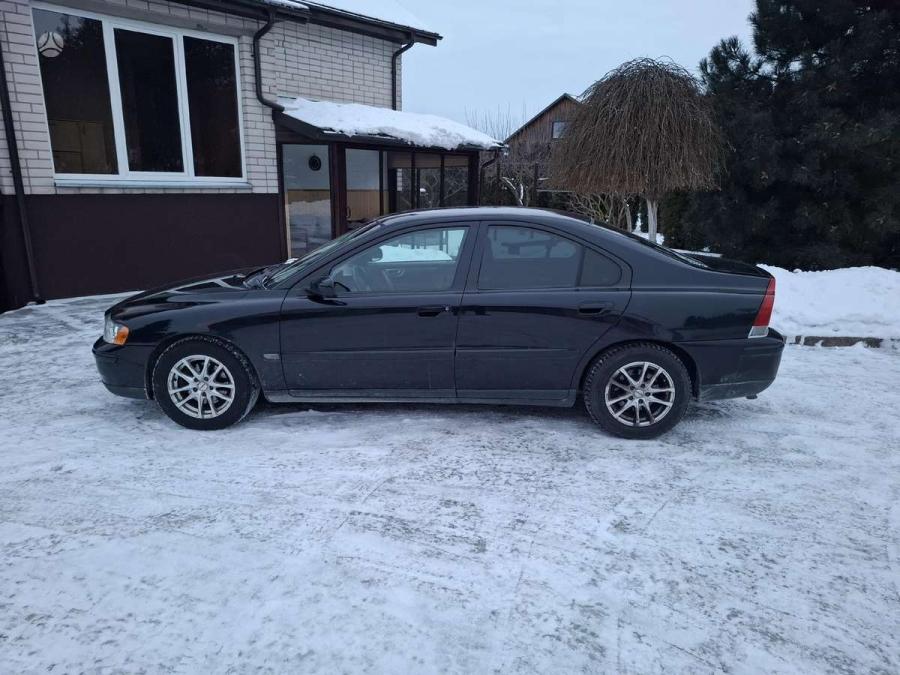 Melns Volvo S60 2005 Lazdijai, ar dzinēja tilpumu 2.40 L un nobraukumu 338 tūkst. km par 2200 €, foto 7 vietnē AUTOMOTO.COM.LV