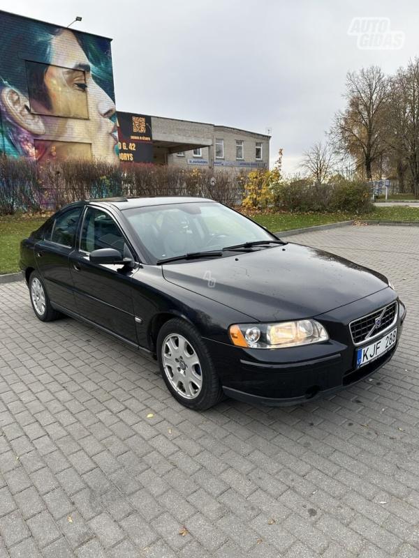 Black Volvo S60 2005 in Kaisiadorys, with an engine capacity of 2.40 L and mileage of 300 thousand km for 1100 €, photo 1 on AUTOMOTO.COM.LV