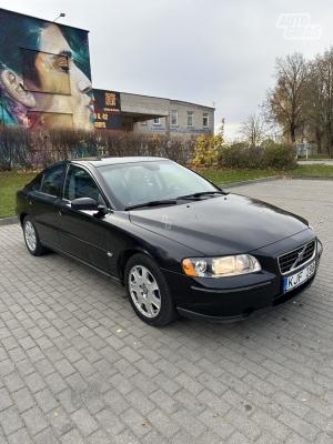 Melns Volvo S60 2005 Kaišiadorys, ar dzinēja tilpumu 2.40 L un nobraukumu 300 tūkst. km par 1100 €, foto  vietnē AUTOMOTO.COM.LV