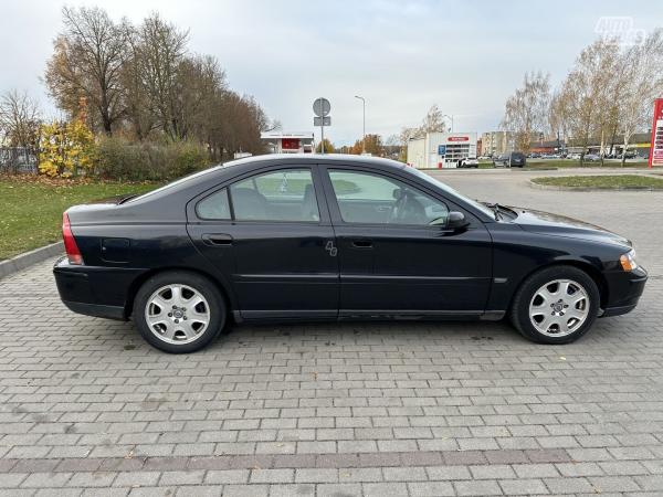 Black Volvo S60 2005 in Kaisiadorys, with an engine capacity of 2.40 L and mileage of 300 thousand km for 1100 €, photo 3 on AUTOMOTO.COM.LV
