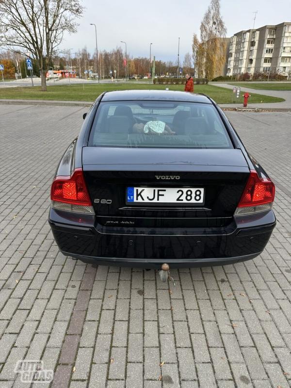 Black Volvo S60 2005 in Kaisiadorys, with an engine capacity of 2.40 L and mileage of 300 thousand km for 1100 €, photo 4 on AUTOMOTO.COM.LV