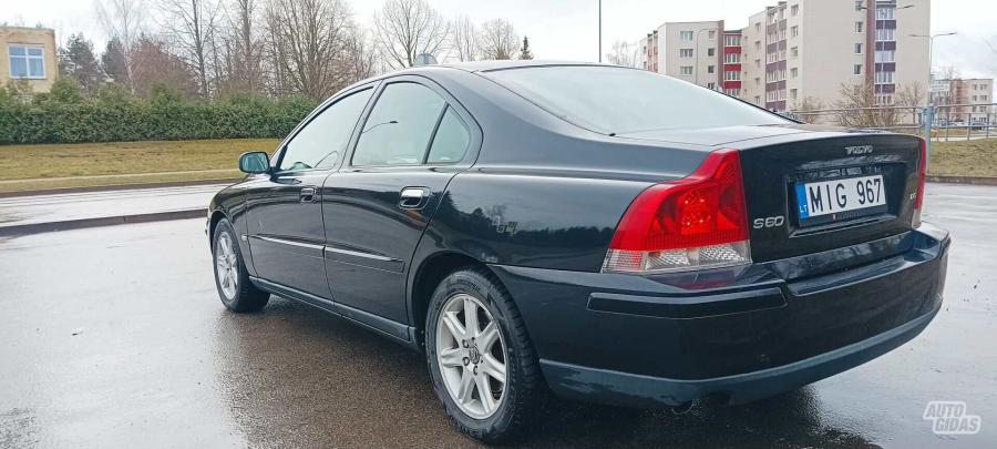 Black Volvo S60 2005 in Kupiskis, with an engine capacity of 2.40 L and mileage of 360 thousand km for 1850 €, photo 6 on AUTOMOTO.COM.LV