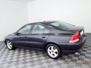 Black Volvo S60 2005 in Tallinn, with an engine capacity of 2.40 L and mileage of 296 thousand km for 1199 €, photo 5 on AUTOMOTO.COM.LV