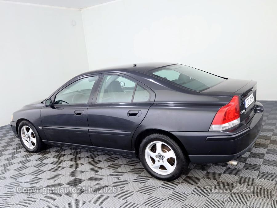 Black Volvo S60 2005 in Tallinn, with an engine capacity of 2.40 L and mileage of 296 thousand km for 1199 €, photo 5 on AUTOMOTO.COM.LV