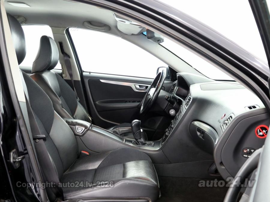 Black Volvo S60 2005 in Tallinn, with an engine capacity of 2.40 L and mileage of 296 thousand km for 1199 €, photo 7 on AUTOMOTO.COM.LV