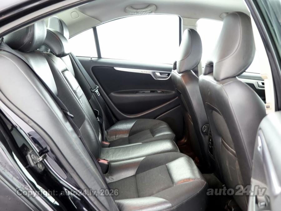 Black Volvo S60 2005 in Tallinn, with an engine capacity of 2.40 L and mileage of 296 thousand km for 1199 €, photo 8 on AUTOMOTO.COM.LV