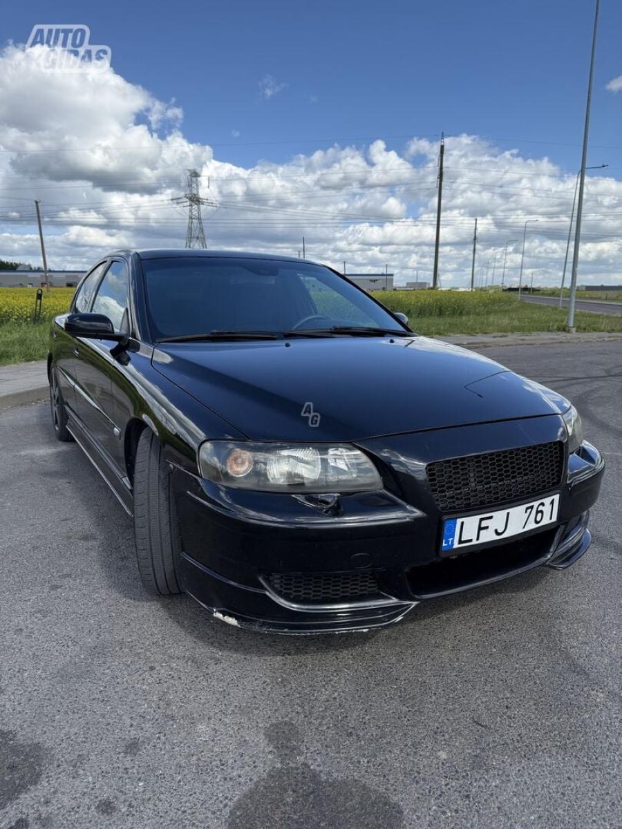 Black Volvo S60 2005 in Panevezys, with an engine capacity of 2.40 L and mileage of 398 thousand km for 3200 €, photo 1 on AUTOMOTO.COM.LV