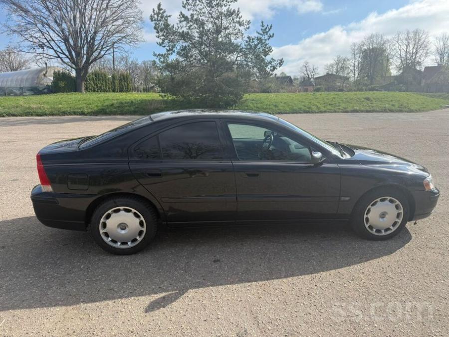 Melns Volvo S60 2005 Valmiera, ar dzinēja tilpumu 2.50 L un nobraukumu 337 tūkst. km par 1500 €, foto 4 vietnē AUTOMOTO.COM.LV