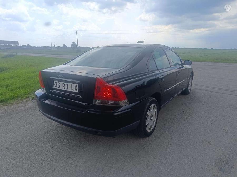 Black Volvo S60 2005 in Kaunas, with an engine capacity of 2.44 L and mileage of 278 thousand km for 1550 €, photo 4 on AUTOMOTO.COM.LV