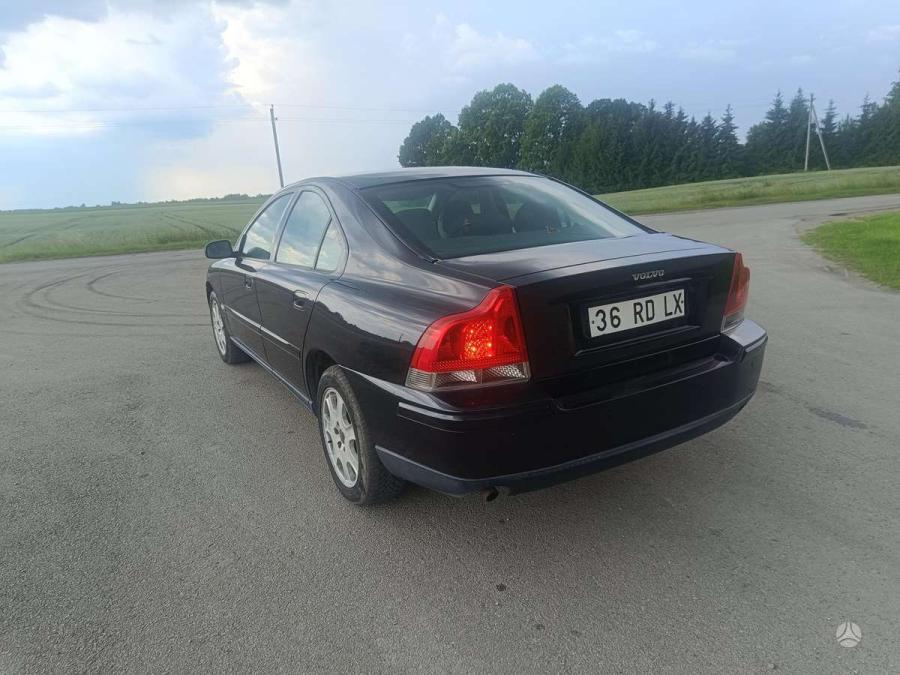 Black Volvo S60 2005 in Kaunas, with an engine capacity of 2.44 L and mileage of 278 thousand km for 1550 €, photo 6 on AUTOMOTO.COM.LV