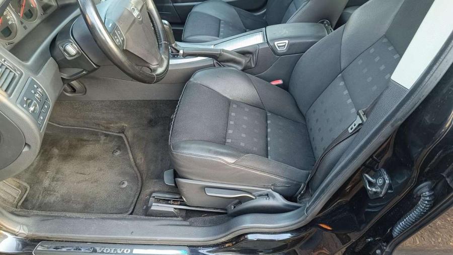Black Volvo S60 2005 in Kaunas, with an engine capacity of 2.44 L and mileage of 278 thousand km for 1550 €, photo 10 on AUTOMOTO.COM.LV