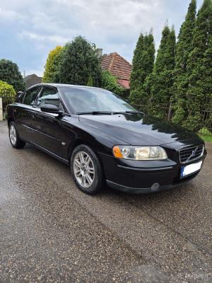 Black Volvo S60 2005 in Jonava, with an engine capacity of 2.40 L and mileage of 332 thousand km for 1600 €, photo 3 on AUTOMOTO.COM.LV