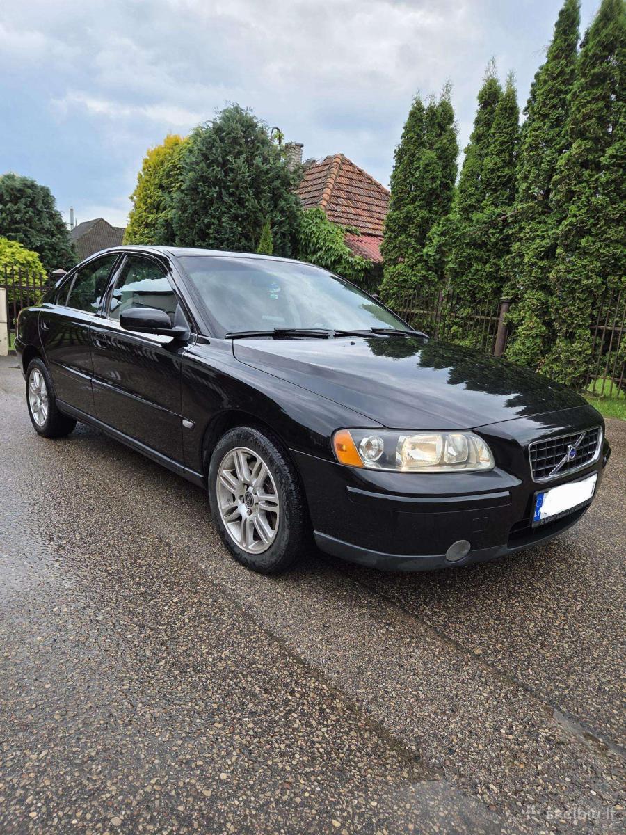 Black Volvo S60 2005 in Jonava, with an engine capacity of 2.40 L and mileage of 332 thousand km for 1600 €, photo 3 on AUTOMOTO.COM.LV