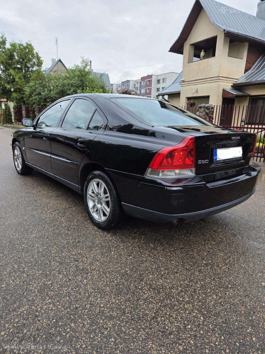 Black Volvo S60 2005 in Jonava, with an engine capacity of 2.40 L and mileage of 332 thousand km for 1600 €, photo 4 on AUTOMOTO.COM.LV