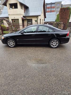 Black Volvo S60 2005 in Jonava, with an engine capacity of 2.40 L and mileage of 332 thousand km for 1600 €, photo 5 on AUTOMOTO.COM.LV