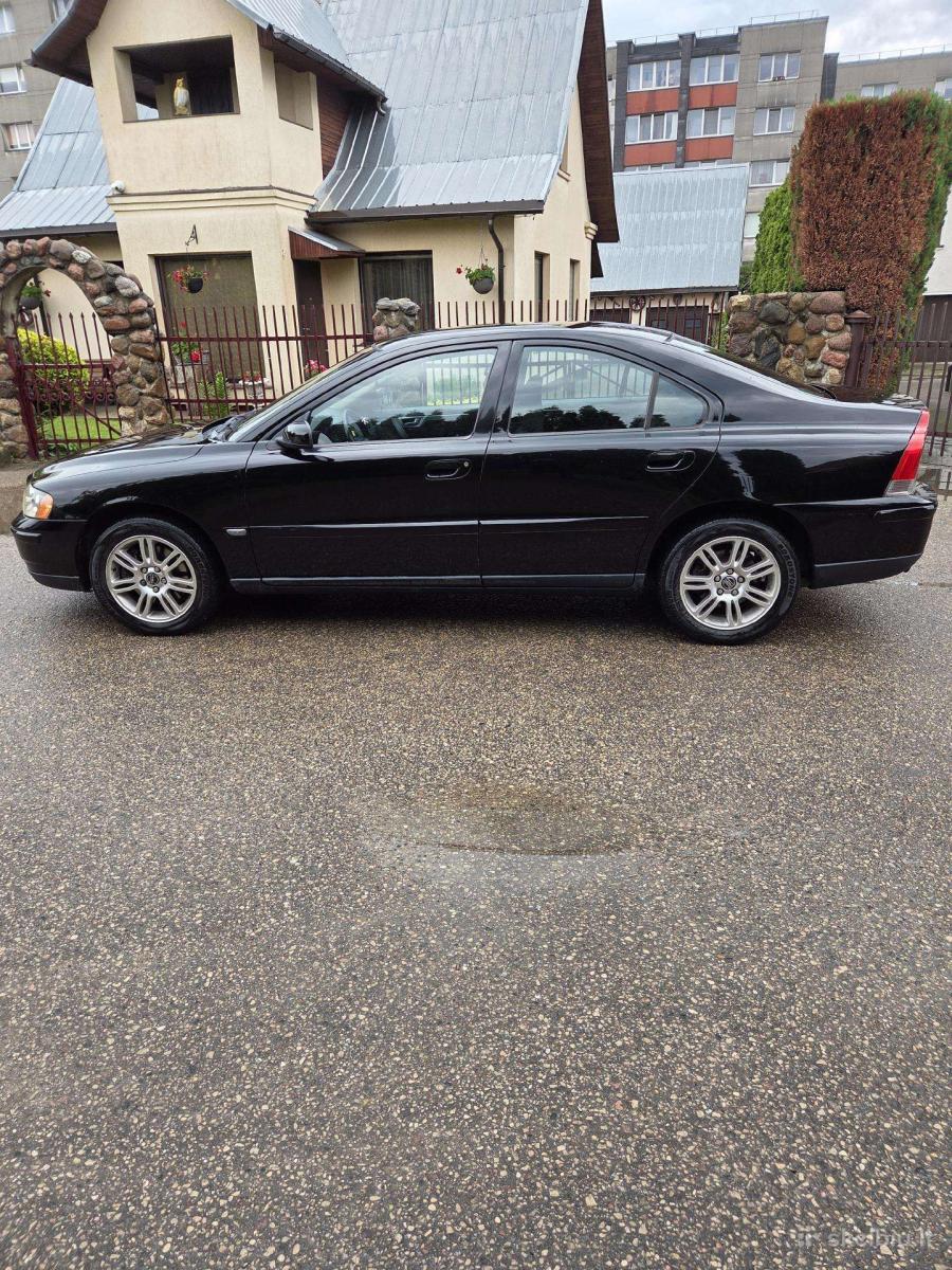 Black Volvo S60 2005 in Jonava, with an engine capacity of 2.40 L and mileage of 332 thousand km for 1600 €, photo 5 on AUTOMOTO.COM.LV