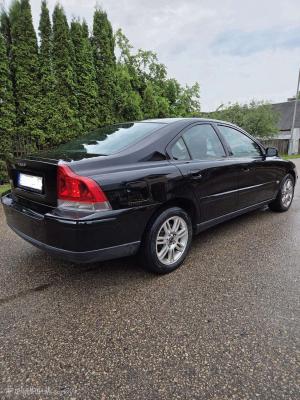 Black Volvo S60 2005 in Jonava, with an engine capacity of 2.40 L and mileage of 332 thousand km for 1600 €, photo 7 on AUTOMOTO.COM.LV