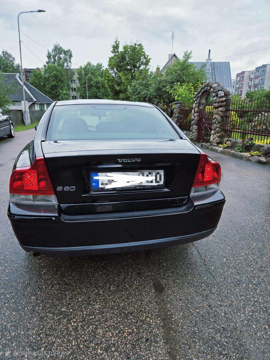 Black Volvo S60 2005 in Jonava, with an engine capacity of 2.40 L and mileage of 332 thousand km for 1600 €, photo 8 on AUTOMOTO.COM.LV