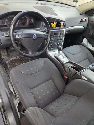 Black Volvo S60 2005 in Jonava, with an engine capacity of 2.40 L and mileage of 332 thousand km for 1600 €, photo 10 on AUTOMOTO.COM.LV