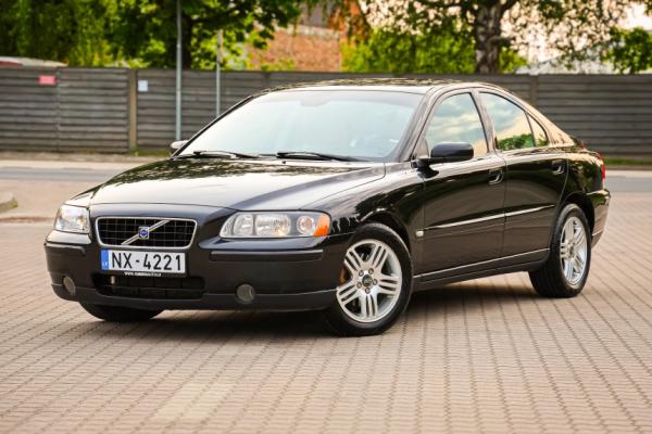 Черный Вольво С60 2005 в Рига, объемом двигателя 2.40 л и пробегом 284 тыс. км за 3990 €, фото 1 на AUTOMOTO.COM.LV