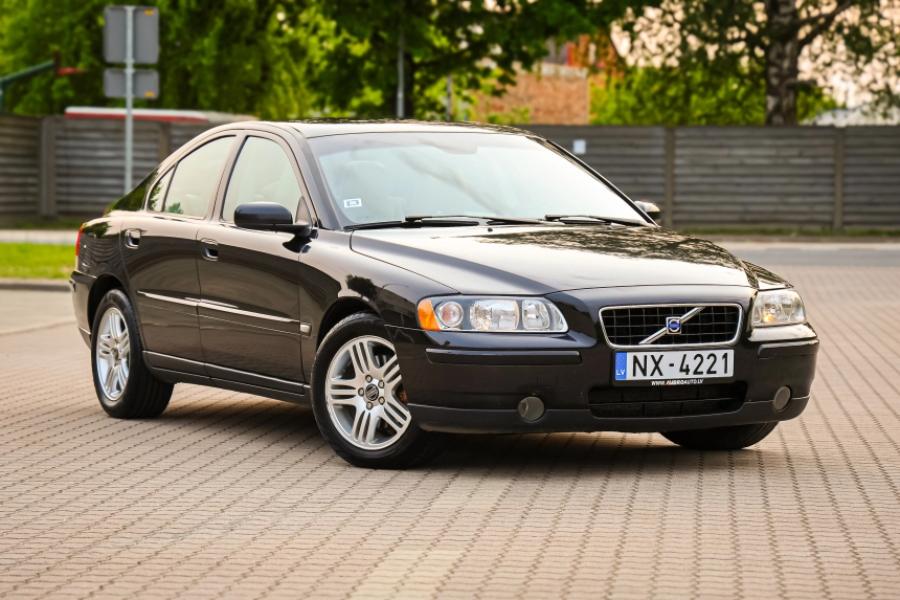 Черный Вольво С60 2005 в Рига, объемом двигателя 2.40 л и пробегом 284 тыс. км за 3990 €, фото 4 на AUTOMOTO.COM.LV