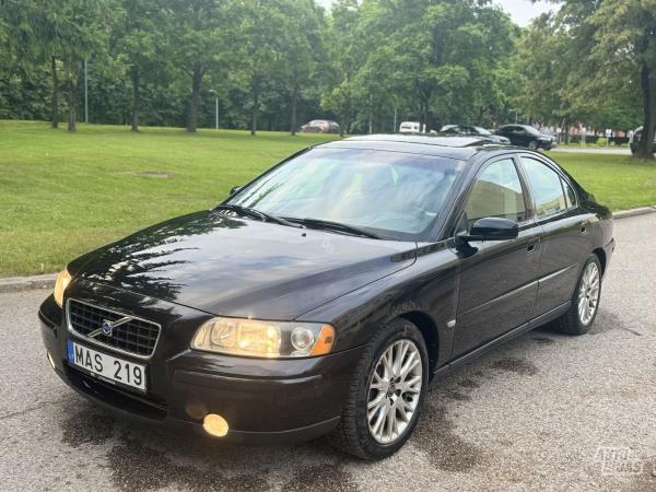 Black Volvo S60 2005 in Salcininkai, with an engine capacity of 2.40 L and mileage of 0 thousand km for 1300 €, photo 1 on AUTOMOTO.COM.LV