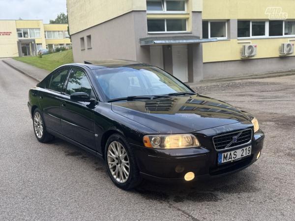 Black Volvo S60 2005 in Salcininkai, with an engine capacity of 2.40 L and mileage of 0 thousand km for 1300 €, photo 2 on AUTOMOTO.COM.LV