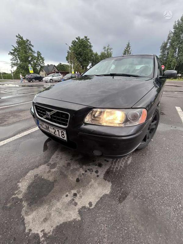 Black Volvo S60 2005 in Kaunas, with an engine capacity of 2.40 L and mileage of 298 thousand km for 850 €, photo 1 on AUTOMOTO.COM.LV