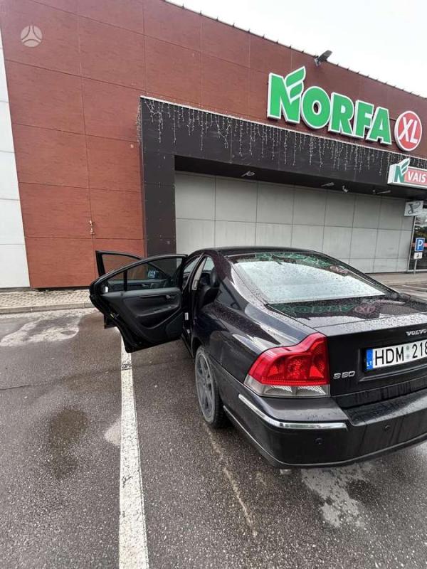 Black Volvo S60 2005 in Kaunas, with an engine capacity of 2.40 L and mileage of 298 thousand km for 850 €, photo 2 on AUTOMOTO.COM.LV