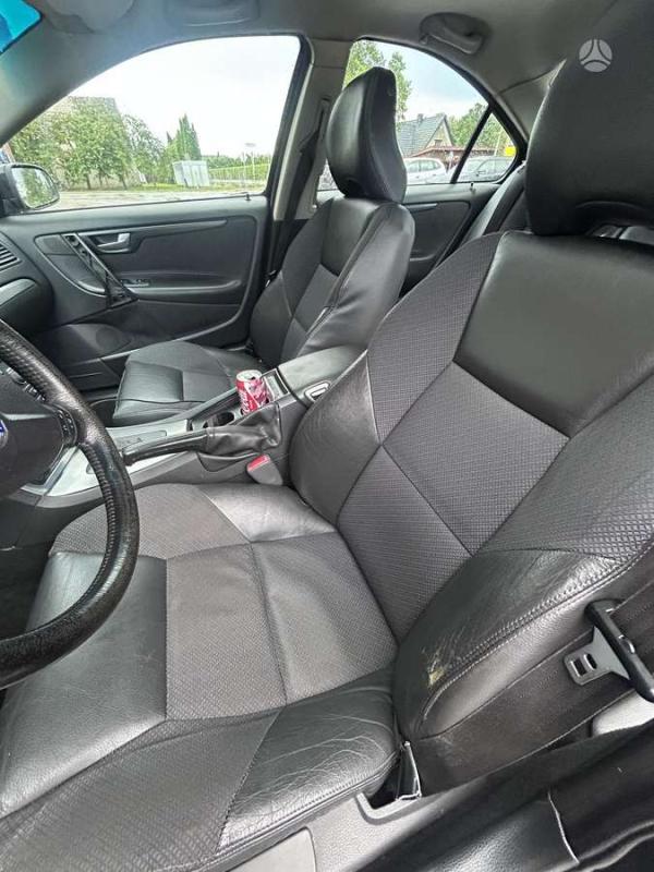 Black Volvo S60 2005 in Kaunas, with an engine capacity of 2.40 L and mileage of 298 thousand km for 850 €, photo 3 on AUTOMOTO.COM.LV